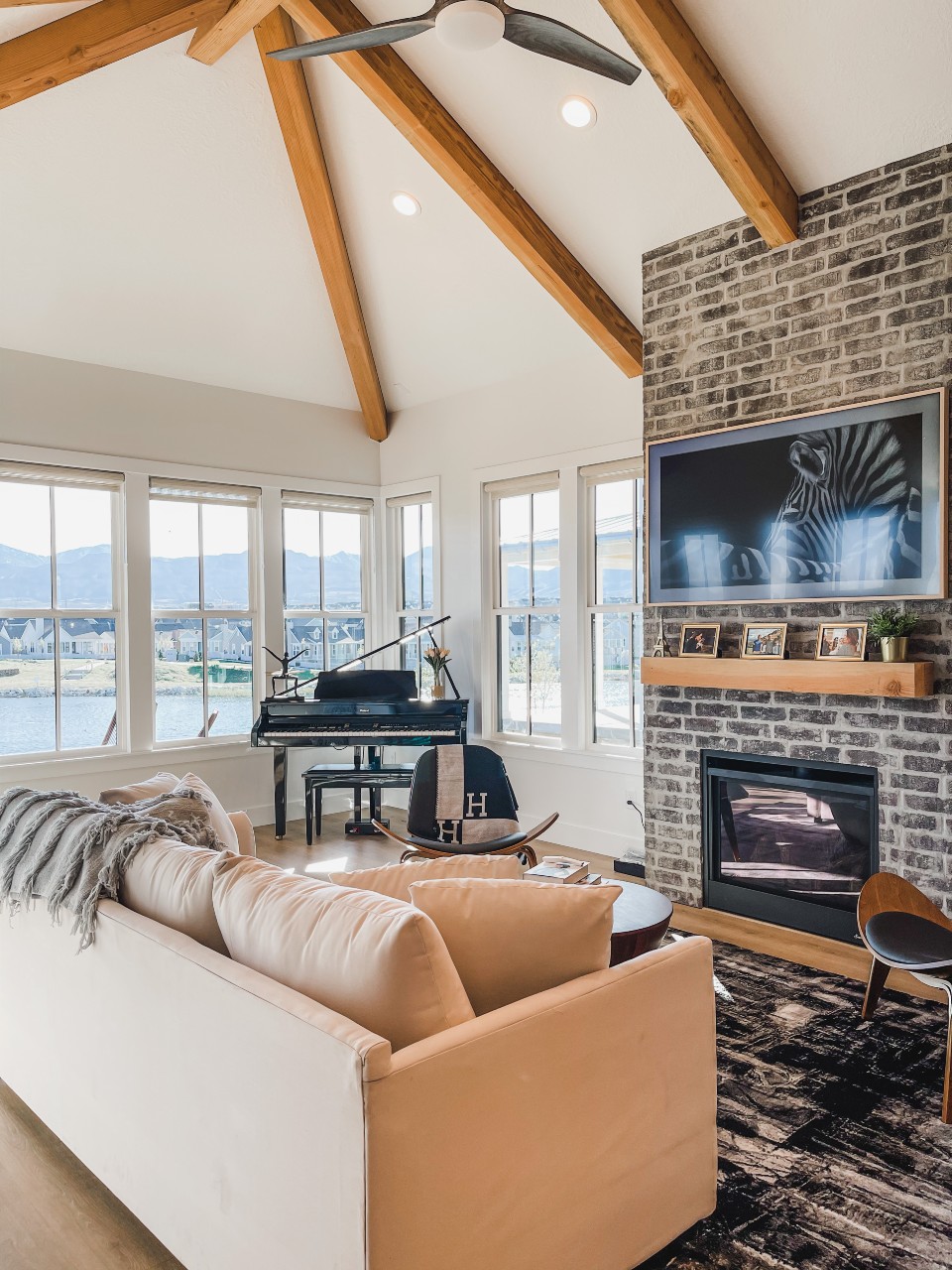 A Stunning Lakefront Property In Utah Is Designed For A Mom And Her ...
