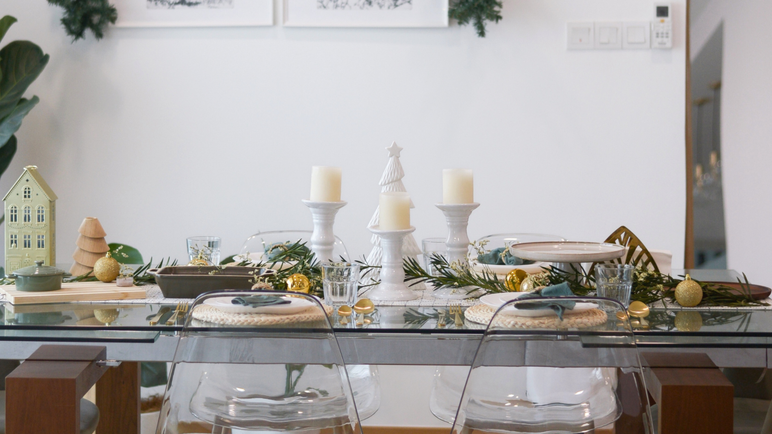 A Simple & Minimal White, Gold & Green Christmas Table Setting
